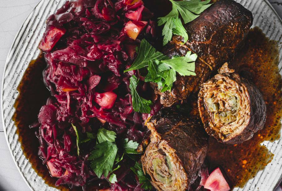 Klassische Rinderrouladen mit Rotkohl – perfekt für Low Carb