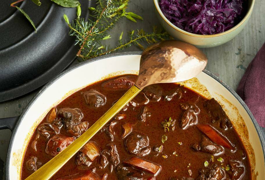 Low Carb Rehragout klassisch mit Rotkohl