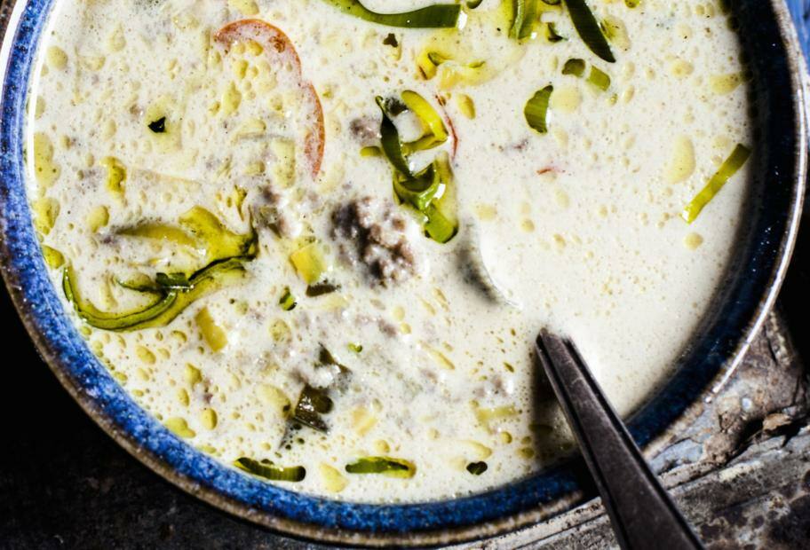 Geniale Low Carb-Käse-Lauch-Suppe mit Hackfleisch