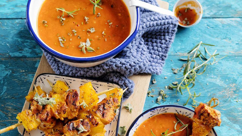 Fruchtige Tomatensuppe mit Hähnchen-Orangen-Spieß | Lowcarb.de