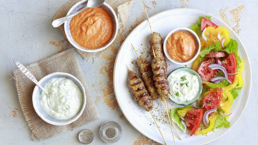 Cevapcici mit Ajvar und Tzatziki | Lowcarb.de