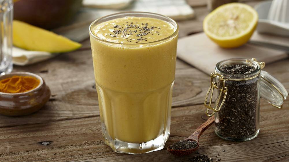 Selbstgemachter Mango-Protein-Shake mit wenig Kohlenhydraten