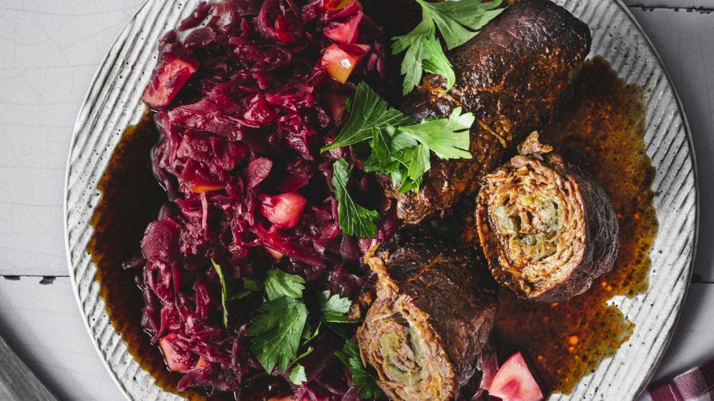 Klassische Rinderrouladen mit Rotkohl – perfekt für Low Carb